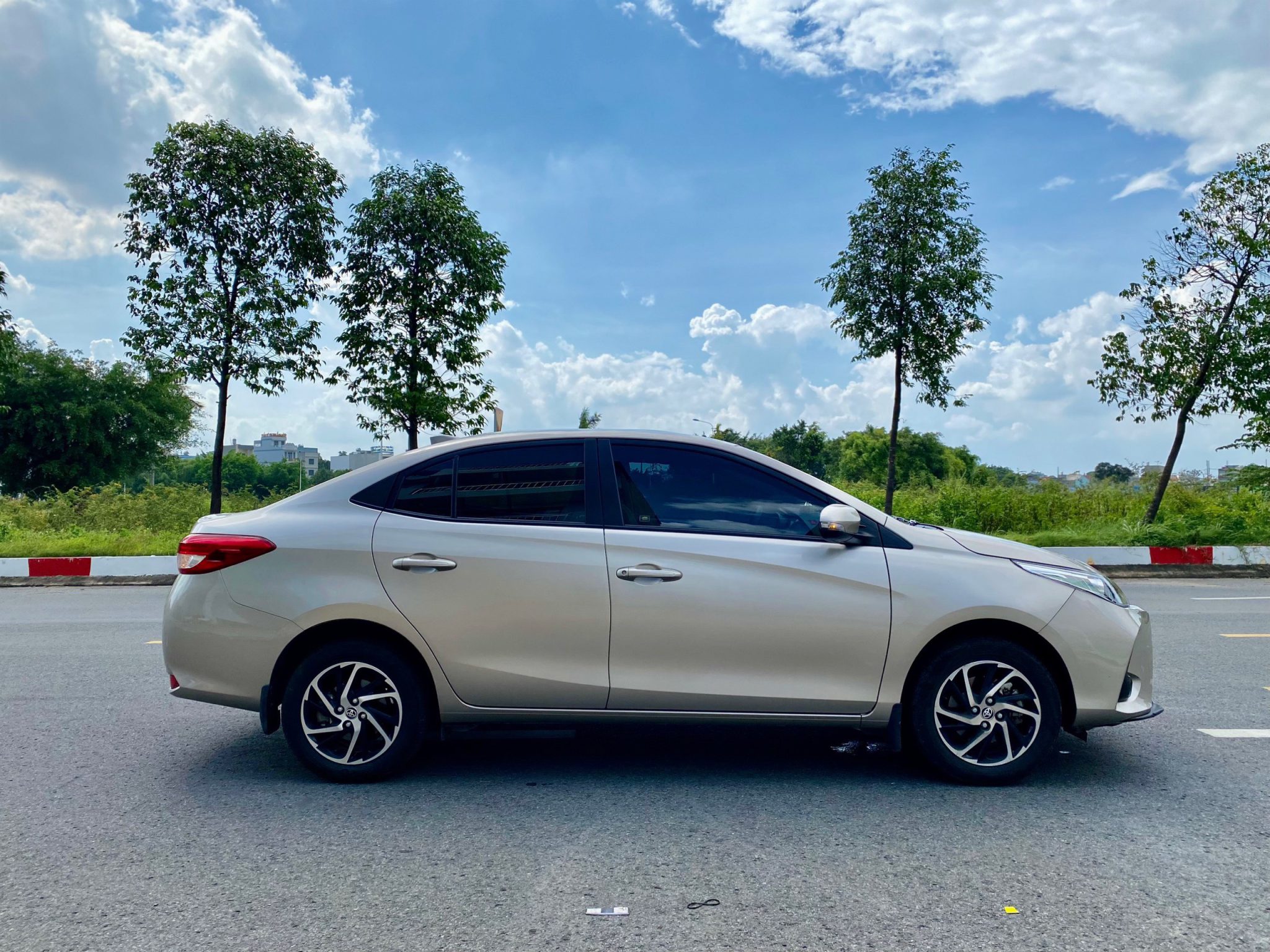 Toyota Vios 2021 E-CVT Màu Vàng Cát - Toyota Ninh Bình